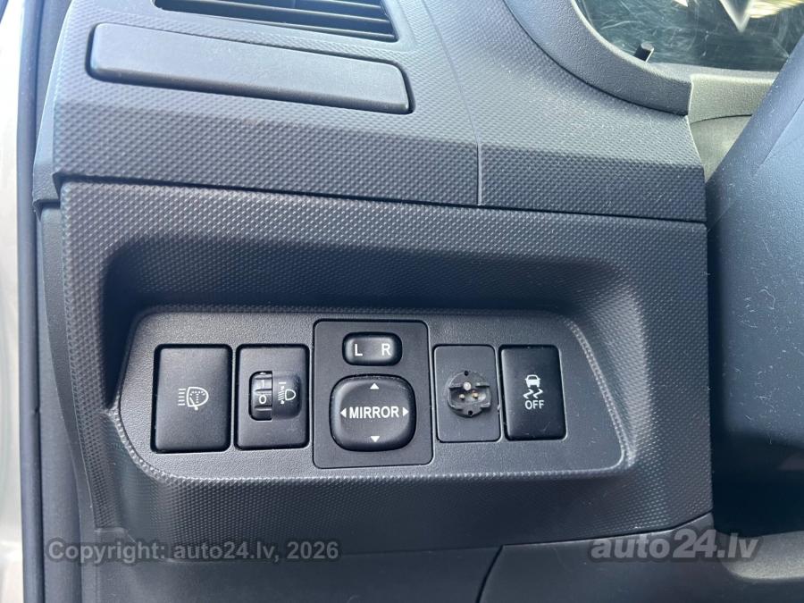 Grey Toyota Auris 2008 in Narva, with an engine capacity of 1.60 L and mileage of 369 thousand km for 1999 €, photo 24 on AUTOMOTO.COM.LV