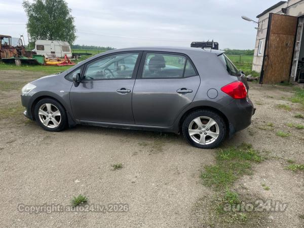 Pelēks Toyota Auris 2008 Tallina, ar dzinēja tilpumu 1.40 L un nobraukumu 280 tūkst. km par 900 €, foto 2 vietnē AUTOMOTO.COM.LV