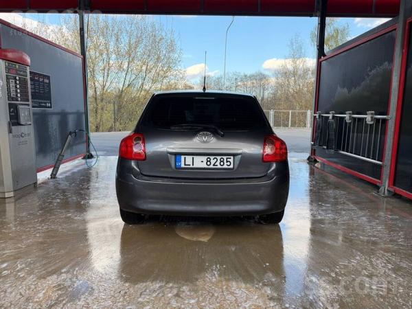 Pelēks Toyota Auris 2008 Daugavpils, ar dzinēja tilpumu 1.40 L un nobraukumu 235 tūkst. km par 2800 €, foto 3 vietnē AUTOMOTO.COM.LV