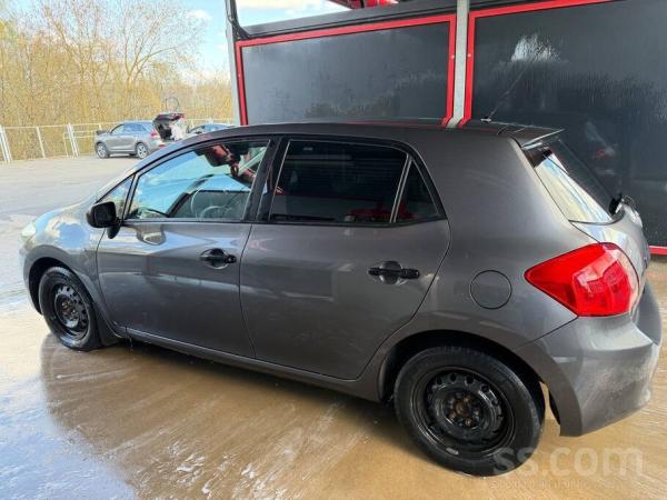 Pelēks Toyota Auris 2008 Daugavpils, ar dzinēja tilpumu 1.40 L un nobraukumu 235 tūkst. km par 2800 €, foto 5 vietnē AUTOMOTO.COM.LV