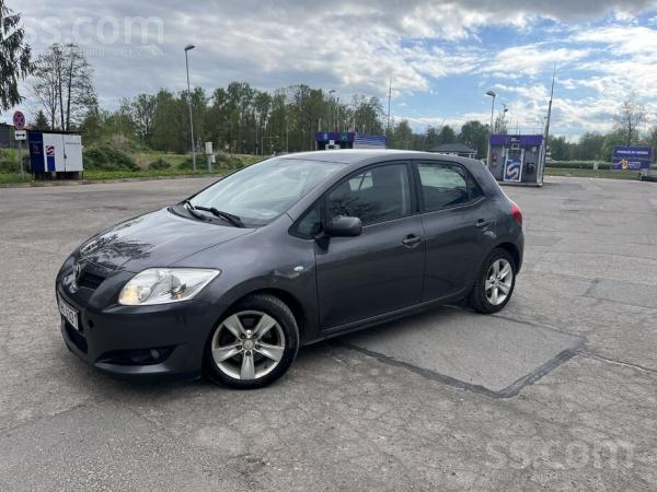 Grey Toyota Auris 2008 in Jelgava, with an engine capacity of 2.00 L and mileage of 344 thousand km for 1670 €, photo 2 on AUTOMOTO.COM.LV