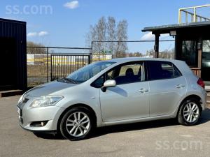 Grey Toyota Auris 2008 in Riga, with an engine capacity of 2.00 L and mileage of 228 thousand km for 2650 €, photo 3 on AUTOMOTO.COM.LV