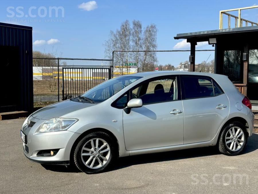 Grey Toyota Auris 2008 in Riga, with an engine capacity of 2.00 L and mileage of 228 thousand km for 2650 €, photo 3 on AUTOMOTO.COM.LV