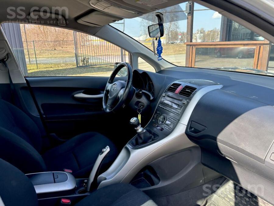 Grey Toyota Auris 2008 in Riga, with an engine capacity of 2.00 L and mileage of 228 thousand km for 2650 €, photo 9 on AUTOMOTO.COM.LV