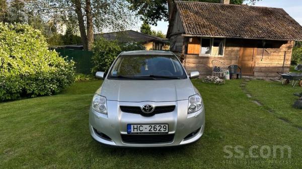 Grey Toyota Auris 2008 in Riga, with an engine capacity of 1.60 L and mileage of 264 thousand km for 1150 €, photo 1 on AUTOMOTO.COM.LV