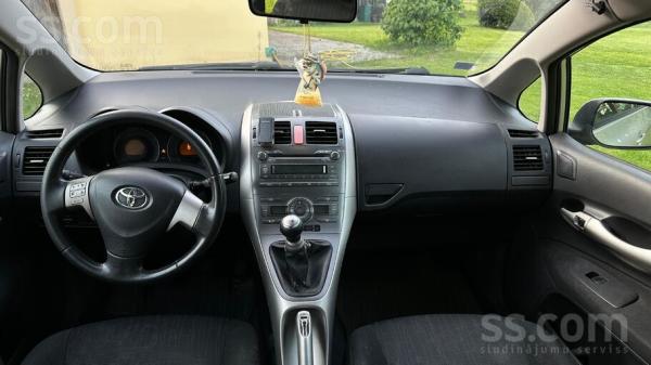 Grey Toyota Auris 2008 in Riga, with an engine capacity of 1.60 L and mileage of 264 thousand km for 1150 €, photo 9 on AUTOMOTO.COM.LV