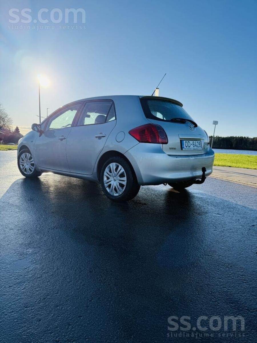 Pelēks Toyota Auris 2008 Ogre, ar dzinēja tilpumu 2.00 L un nobraukumu 264 tūkst. km par 2000 €, foto 3 vietnē AUTOMOTO.COM.LV