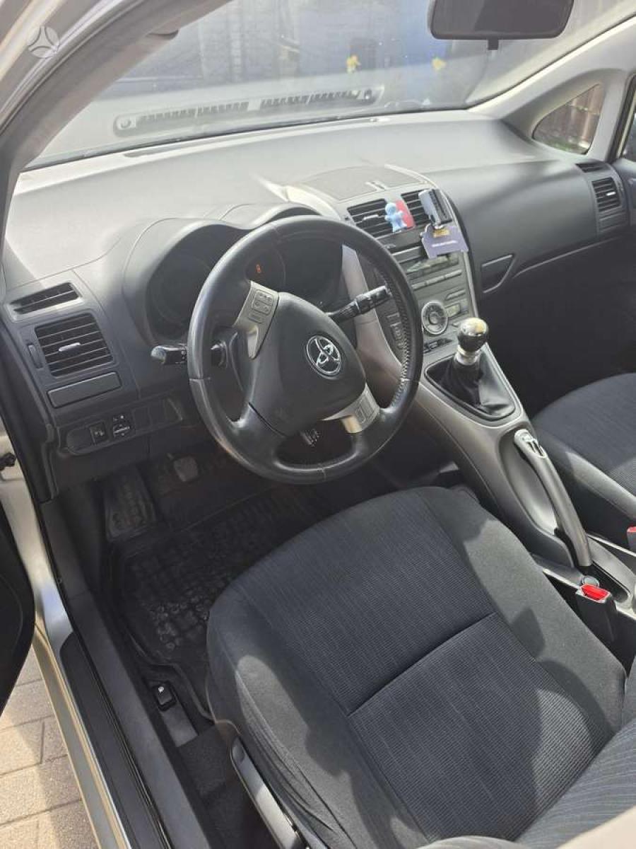 Grey Toyota Auris 2008 in Taurage, with an engine capacity of 2.00 L and mileage of 231 thousand km for 2200 €, photo 8 on AUTOMOTO.COM.LV