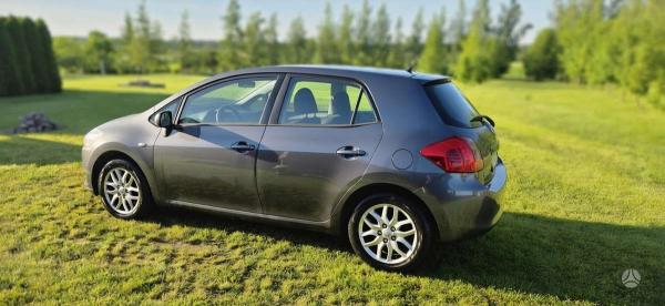 Grey Toyota Auris 2008 in Alytus, with an engine capacity of 2.00 L and mileage of 183 thousand km for 2650 €, photo 1 on AUTOMOTO.COM.LV