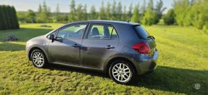 Pelēks Toyota Auris 2008 Alīta, ar dzinēja tilpumu 2.00 L un nobraukumu 183 tūkst. km par 2650 €, foto  vietnē AUTOMOTO.COM.LV