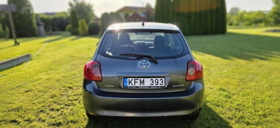 Pelēks Toyota Auris 2008 Alīta, ar dzinēja tilpumu 2.00 L un nobraukumu 183 tūkst. km par 2650 €, foto 3 vietnē AUTOMOTO.COM.LV