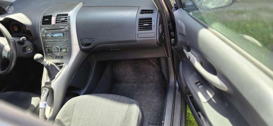Pelēks Toyota Auris 2008 Alīta, ar dzinēja tilpumu 2.00 L un nobraukumu 183 tūkst. km par 2650 €, foto 14 vietnē AUTOMOTO.COM.LV