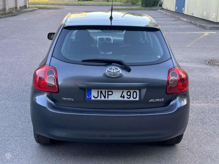 Grey Toyota Auris 2008 in Kaunas, with an engine capacity of 1.36 L and mileage of 252 thousand km for 2650 €, photo 7 on AUTOMOTO.COM.LV