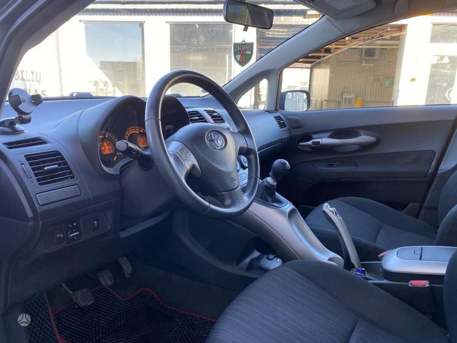 Pelēks Toyota Auris 2008 Šauļi, ar dzinēja tilpumu 2.00 L un nobraukumu 270 tūkst. km par 2150 €, foto 10 vietnē AUTOMOTO.COM.LV