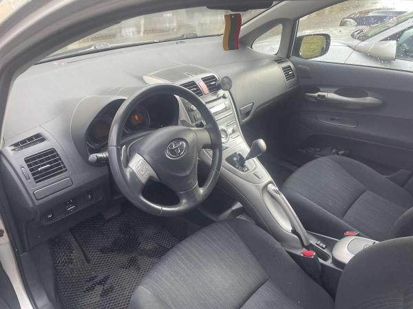 Grey Toyota Auris 2008 in Salcininkai, with an engine capacity of 1.60 L and mileage of 211 thousand km for 2300 €, photo 6 on AUTOMOTO.COM.LV
