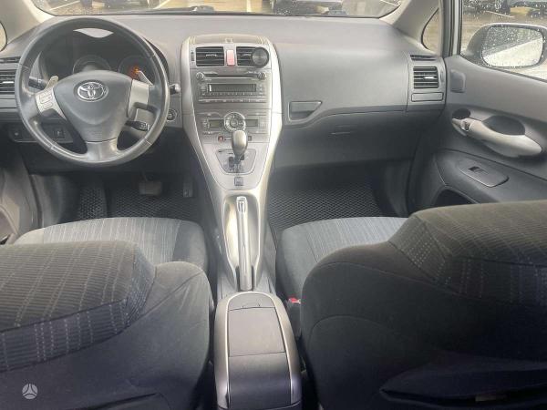 Grey Toyota Auris 2008 in Salcininkai, with an engine capacity of 1.60 L and mileage of 211 thousand km for 2300 €, photo 8 on AUTOMOTO.COM.LV