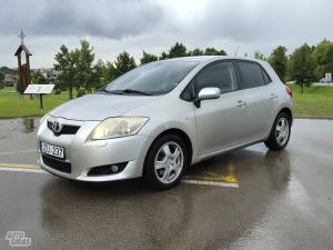 Pelēks Toyota Auris 2008 Kauņa, ar dzinēja tilpumu 2.00 L un nobraukumu 210 tūkst. km par 2700 €, foto  vietnē AUTOMOTO.COM.LV