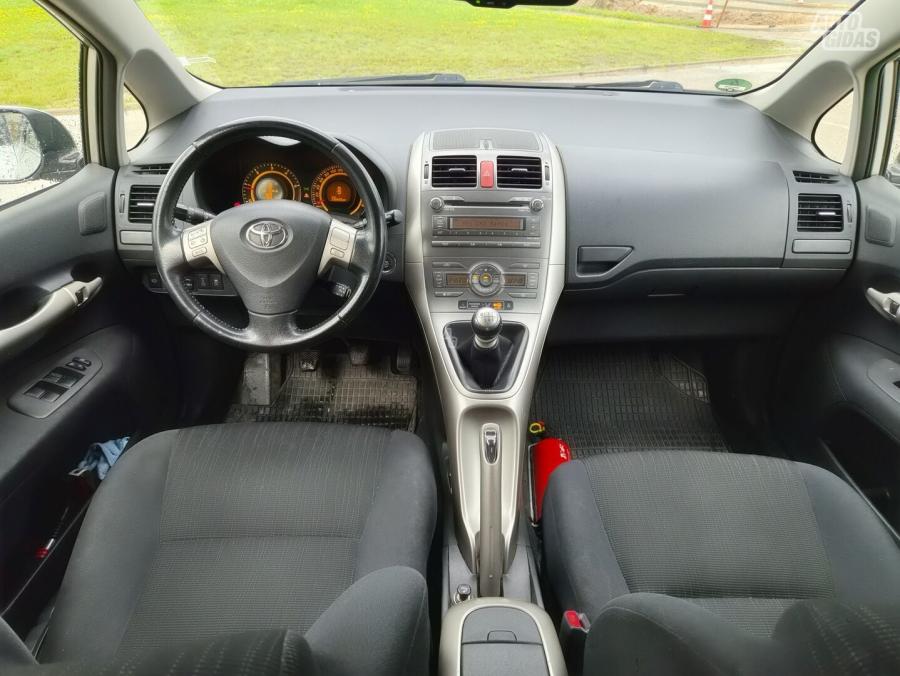 Pelēks Toyota Auris 2008 Kauņa, ar dzinēja tilpumu 2.00 L un nobraukumu 210 tūkst. km par 2700 €, foto 9 vietnē AUTOMOTO.COM.LV