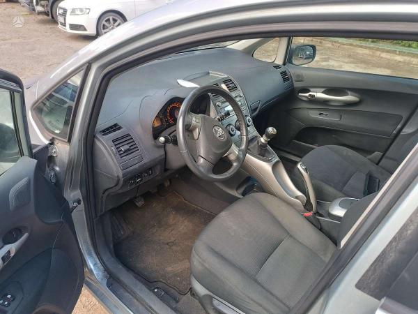Pelēks Toyota Auris 2008 Šauļi, ar dzinēja tilpumu 2.00 L un nobraukumu 240 tūkst. km par 1900 €, foto 5 vietnē AUTOMOTO.COM.LV