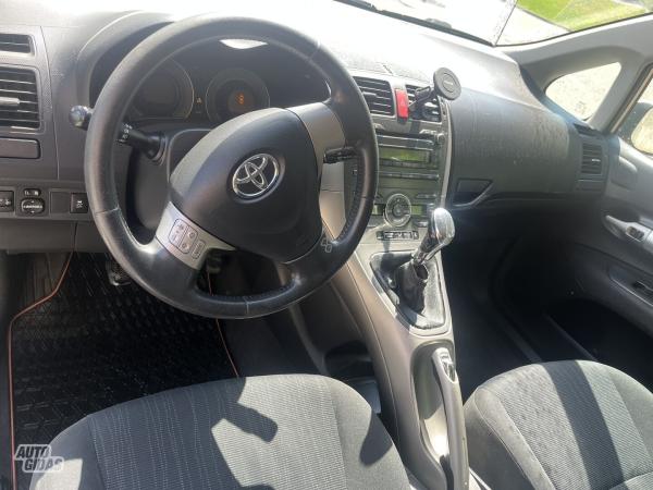 Pelēks Toyota Auris 2008 Viļņa, ar dzinēja tilpumu 1.40 L un nobraukumu 286 tūkst. km par 2200 €, foto 5 vietnē AUTOMOTO.COM.LV