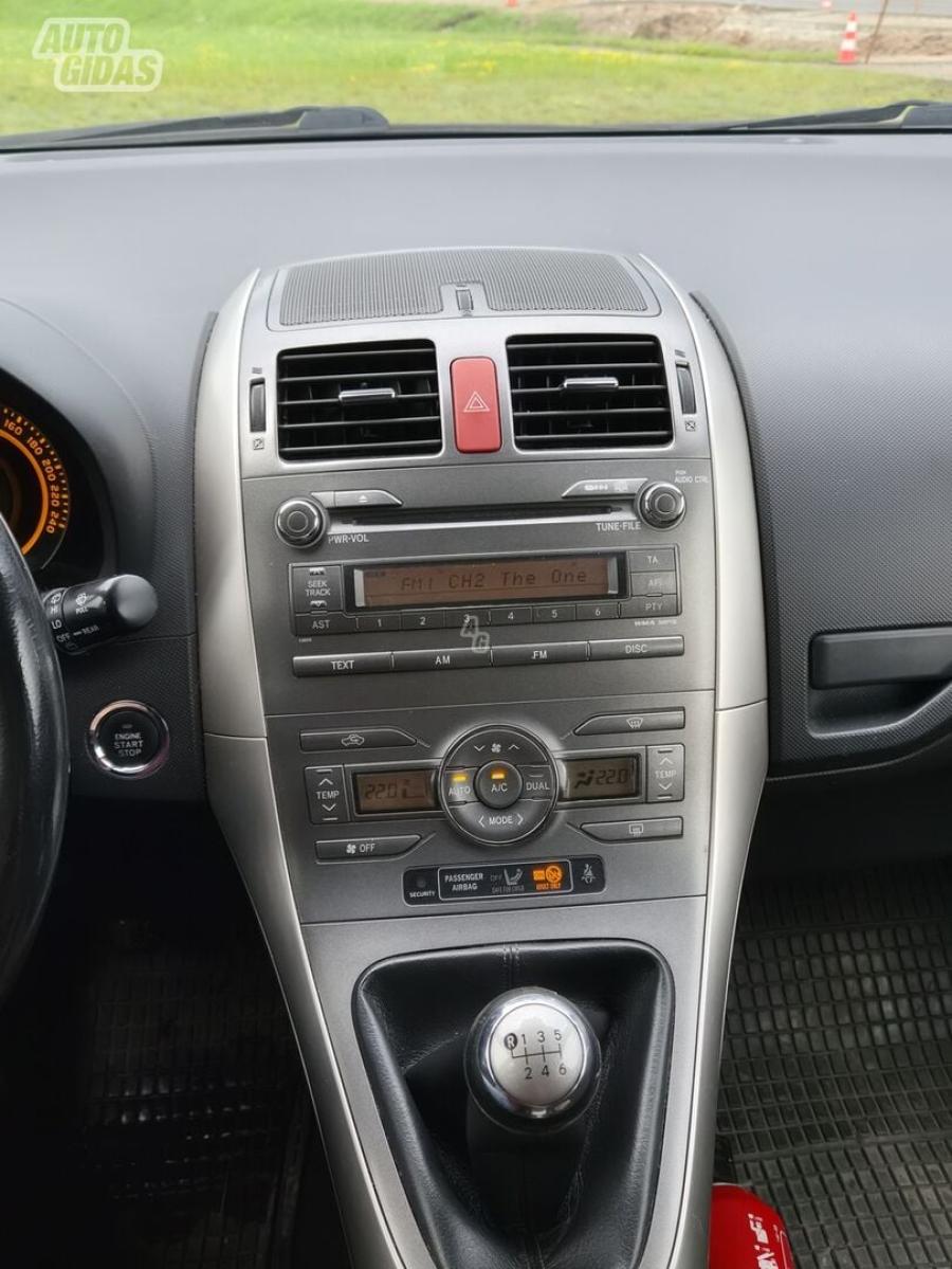 Pelēks Toyota Auris 2008 Kauņa, ar dzinēja tilpumu 2.00 L un nobraukumu 210 tūkst. km par 2700 €, foto 23 vietnē AUTOMOTO.COM.LV