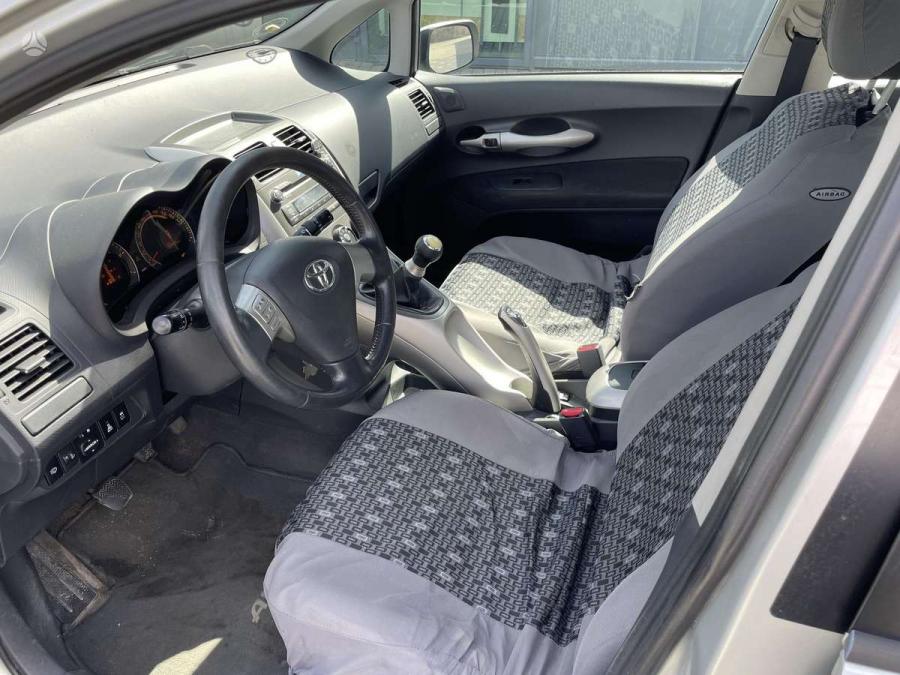 Grey Toyota Auris 2008 in Siauliai, with an engine capacity of 1.36 L and mileage of 327 thousand km for 1650 €, photo 9 on AUTOMOTO.COM.LV
