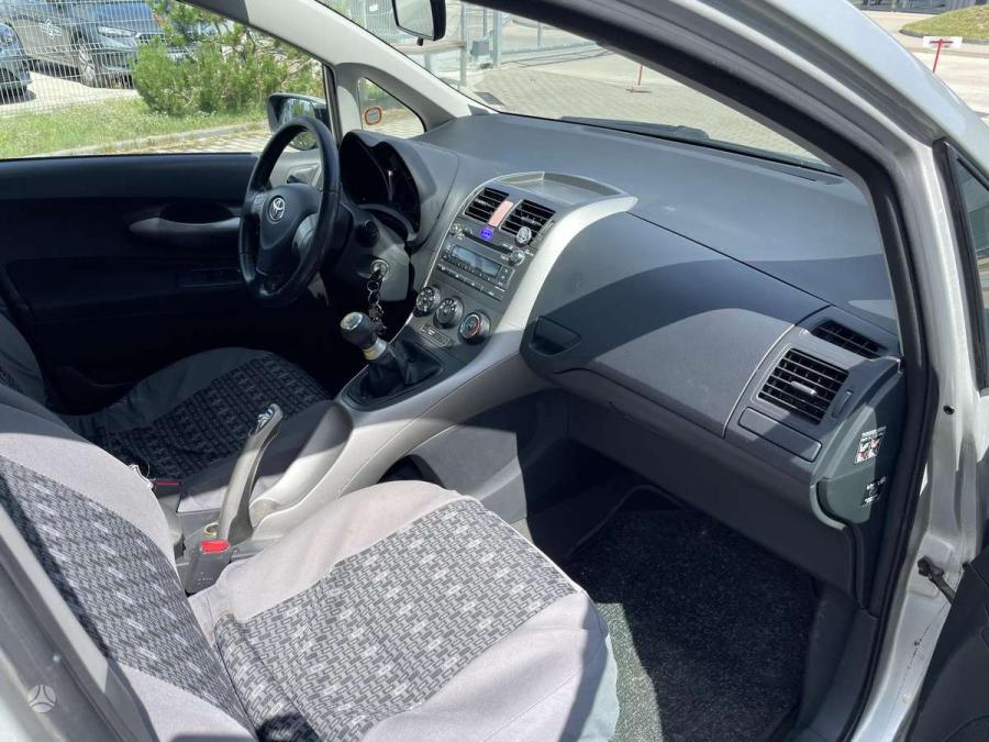 Grey Toyota Auris 2008 in Siauliai, with an engine capacity of 1.36 L and mileage of 327 thousand km for 1650 €, photo 10 on AUTOMOTO.COM.LV