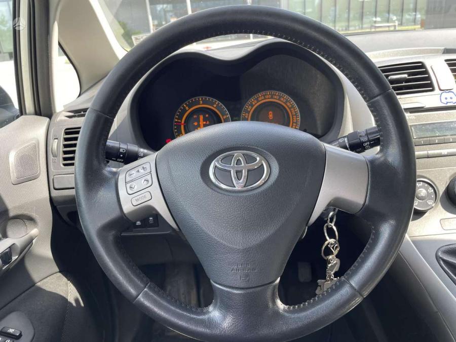 Grey Toyota Auris 2008 in Siauliai, with an engine capacity of 1.36 L and mileage of 327 thousand km for 1650 €, photo 12 on AUTOMOTO.COM.LV