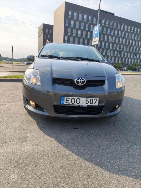 Pelēks Toyota Auris 2008 Kauņa, ar dzinēja tilpumu 2.00 L un nobraukumu 160 tūkst. km par 2200 €, foto 2 vietnē AUTOMOTO.COM.LV