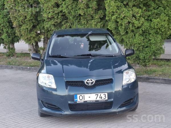 Grey Toyota Auris 2008 in Saldus, with an engine capacity of 1.40 L and mileage of 315 thousand km for 1790 €, photo 1 on AUTOMOTO.COM.LV