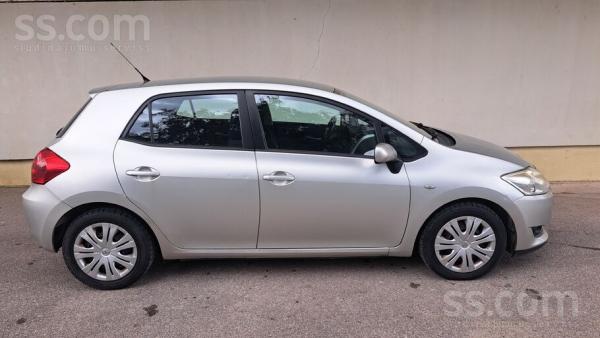 Grey Toyota Auris 2008 in Ogre, with an engine capacity of 2.00 L and mileage of 266 thousand km for 2350 €, photo 2 on AUTOMOTO.COM.LV