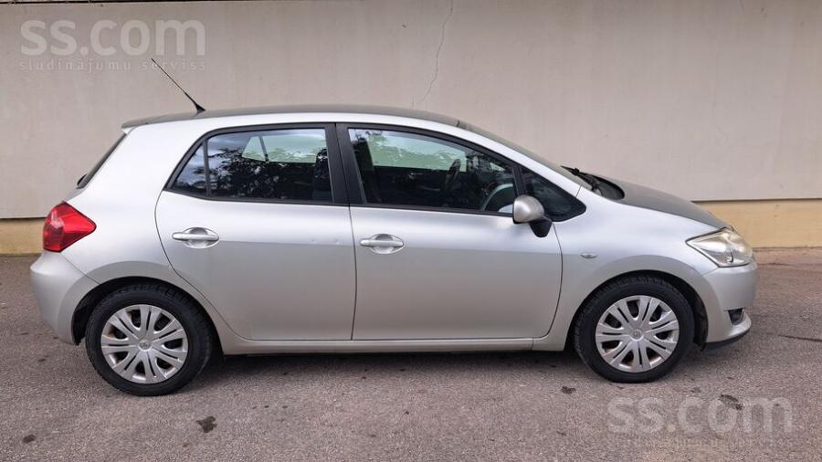 Pelēks Toyota Auris 2008 Ogre, ar dzinēja tilpumu 2.00 L un nobraukumu 266 tūkst. km par 2350 €, foto 3 vietnē AUTOMOTO.COM.LV