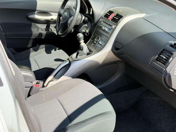 Grey Toyota Auris 2008 in Vilnius, with an engine capacity of 2.00 L and mileage of 278 thousand km for 2950 €, photo 6 on AUTOMOTO.COM.LV