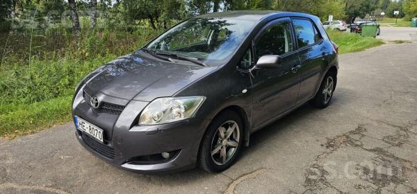 Grey Toyota Auris 2008 in Riga, with an engine capacity of 1.60 L and mileage of 147 thousand km for 3350 €, photo 1 on AUTOMOTO.COM.LV