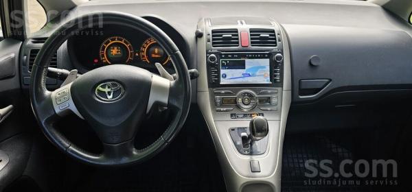 Grey Toyota Auris 2008 in Riga, with an engine capacity of 1.60 L and mileage of 147 thousand km for 3350 €, photo 5 on AUTOMOTO.COM.LV