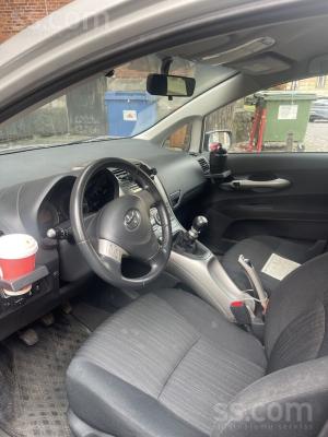 Pelēks Toyota Auris 2008 Rīga, ar dzinēja tilpumu 2.00 L un nobraukumu 291 tūkst. km par 1100 €, foto 4 vietnē AUTOMOTO.COM.LV