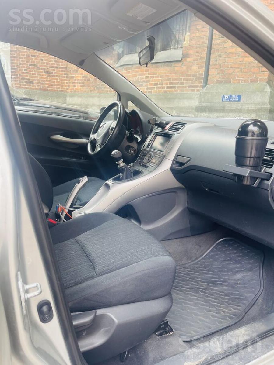 Pelēks Toyota Auris 2008 Rīga, ar dzinēja tilpumu 2.00 L un nobraukumu 291 tūkst. km par 1100 €, foto 5 vietnē AUTOMOTO.COM.LV