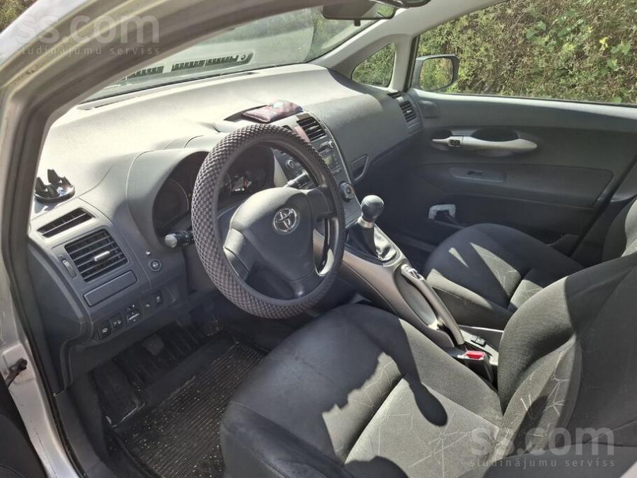 Pelēks Toyota Auris 2008 Rīga, ar dzinēja tilpumu 1.60 L un nobraukumu 312 tūkst. km par 2000 €, foto 5 vietnē AUTOMOTO.COM.LV