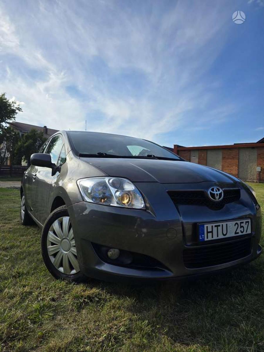 Grey Toyota Auris 2008 in Klaipeda, with an engine capacity of 1.36 L and mileage of 182 thousand km for 2200 €, photo 1 on AUTOMOTO.COM.LV