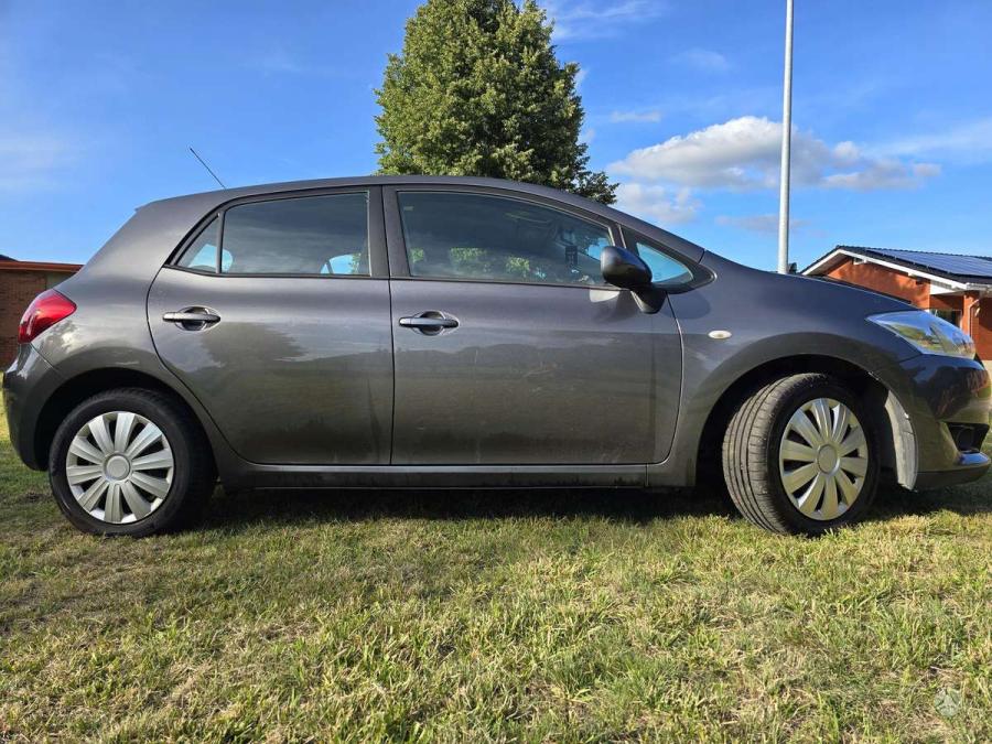 Grey Toyota Auris 2008 in Klaipeda, with an engine capacity of 1.36 L and mileage of 182 thousand km for 2200 €, photo 6 on AUTOMOTO.COM.LV
