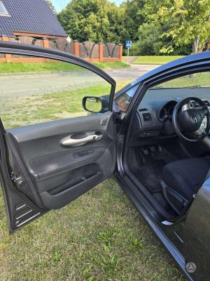 Grey Toyota Auris 2008 in Klaipeda, with an engine capacity of 1.36 L and mileage of 182 thousand km for 2200 €, photo 9 on AUTOMOTO.COM.LV