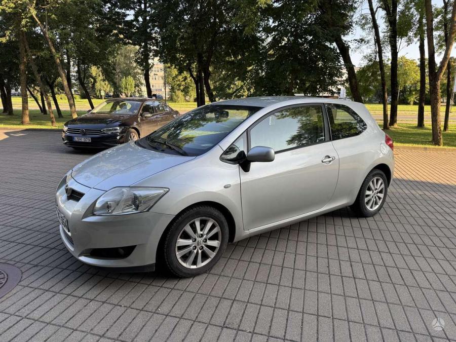 Pelēks Toyota Auris 2008 Kauņa, ar dzinēja tilpumu 2.00 L un nobraukumu 183 tūkst. km par 2100 €, foto 3 vietnē AUTOMOTO.COM.LV