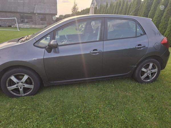 Toyota Auris 2008 in Vilnius on AUTOMOTO.COM.LV Grey Toyota Auris 2008 in Vilnius, with an engine capacity of 2.00 L and mileage of 270 thousand km for 1300 €, photo 5 on AUTOMOTO.COM.LV