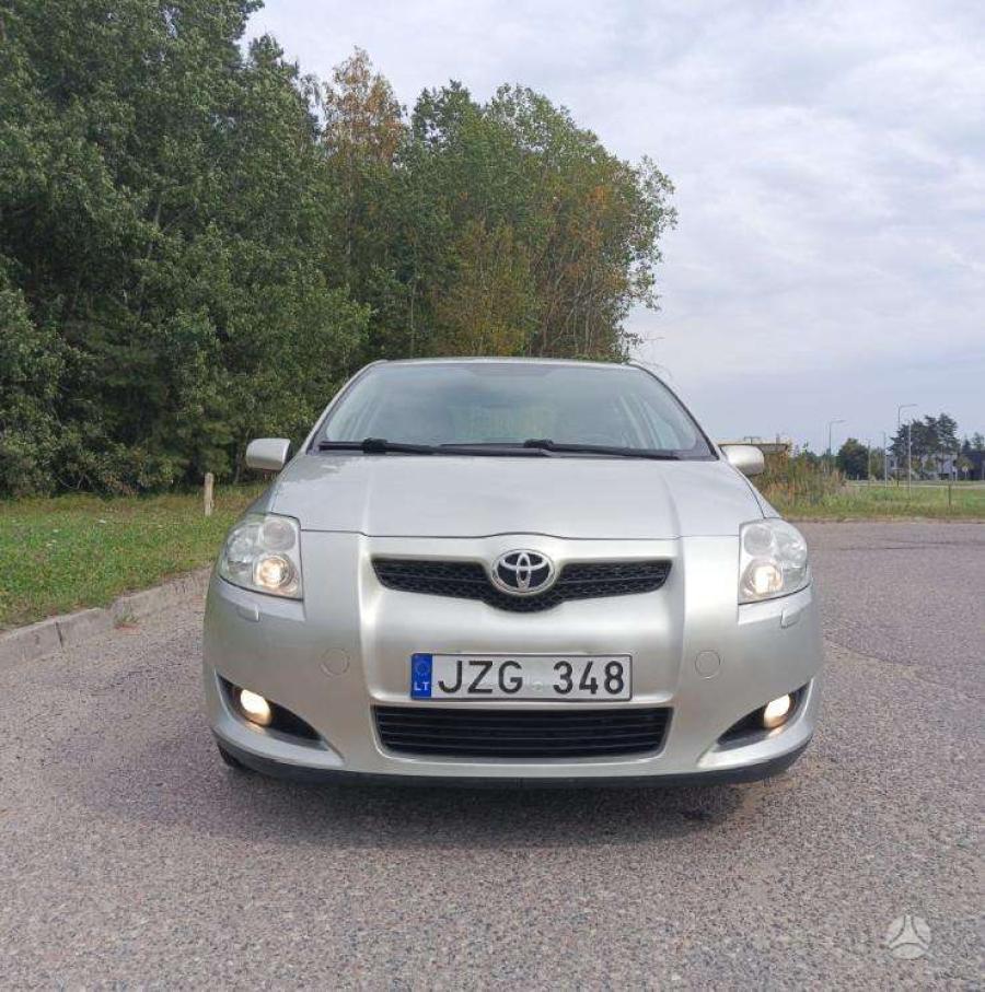 Grey Toyota Auris 2008 in Kaunas, with an engine capacity of 1.60 L and mileage of 264 thousand km for 2900 €, photo 1 on AUTOMOTO.COM.LV