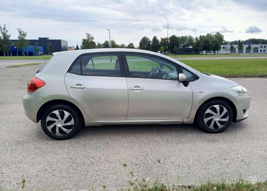 Grey Toyota Auris 2008 in Kaunas, with an engine capacity of 1.60 L and mileage of 264 thousand km for 2900 €, photo 5 on AUTOMOTO.COM.LV