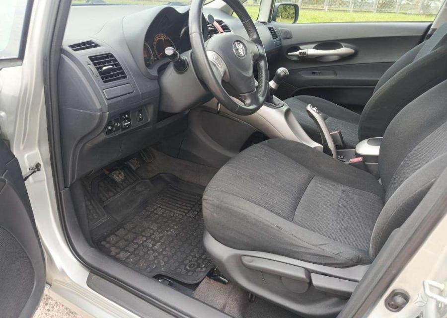Grey Toyota Auris 2008 in Kaunas, with an engine capacity of 1.60 L and mileage of 264 thousand km for 2900 €, photo 12 on AUTOMOTO.COM.LV