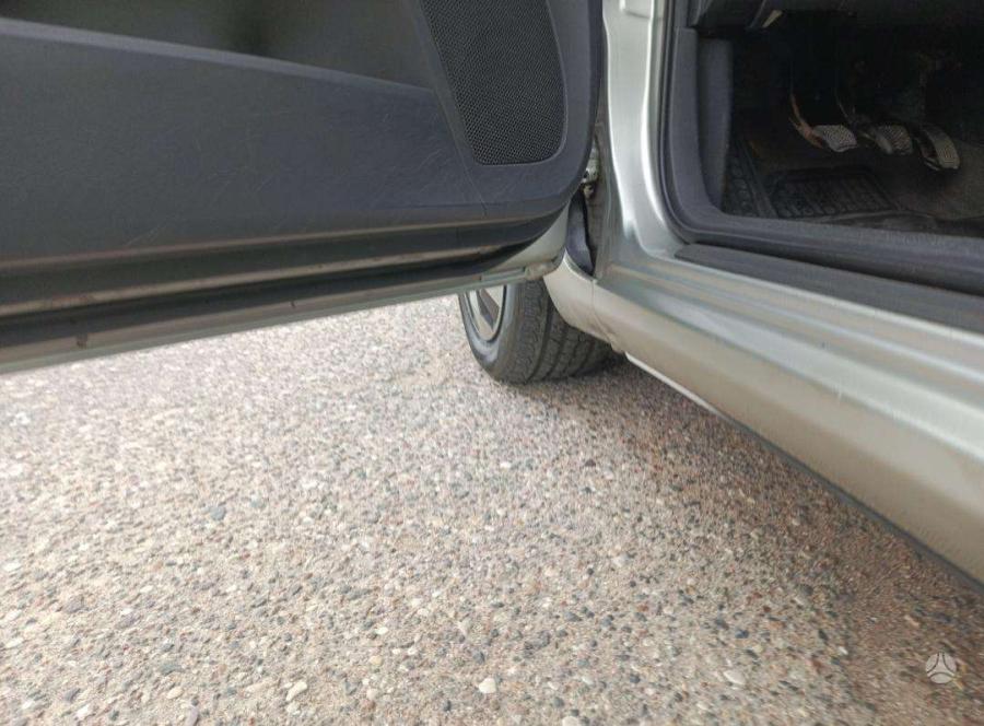 Grey Toyota Auris 2008 in Kaunas, with an engine capacity of 1.60 L and mileage of 264 thousand km for 2900 €, photo 13 on AUTOMOTO.COM.LV
