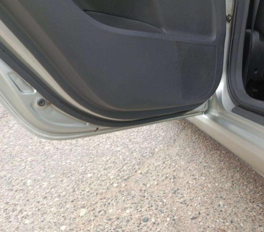 Grey Toyota Auris 2008 in Kaunas, with an engine capacity of 1.60 L and mileage of 264 thousand km for 2900 €, photo 14 on AUTOMOTO.COM.LV