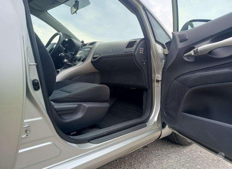 Grey Toyota Auris 2008 in Kaunas, with an engine capacity of 1.60 L and mileage of 264 thousand km for 2900 €, photo 15 on AUTOMOTO.COM.LV