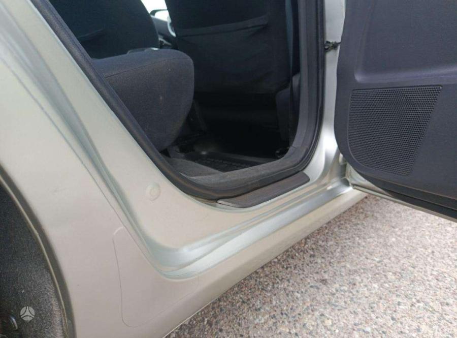 Grey Toyota Auris 2008 in Kaunas, with an engine capacity of 1.60 L and mileage of 264 thousand km for 2900 €, photo 16 on AUTOMOTO.COM.LV